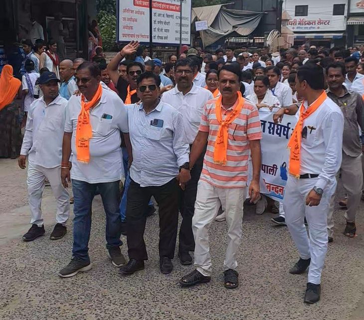 Nursing staff hold rally in Rajasthan's Pali | हाथों में तख्तियां लेकर ...
