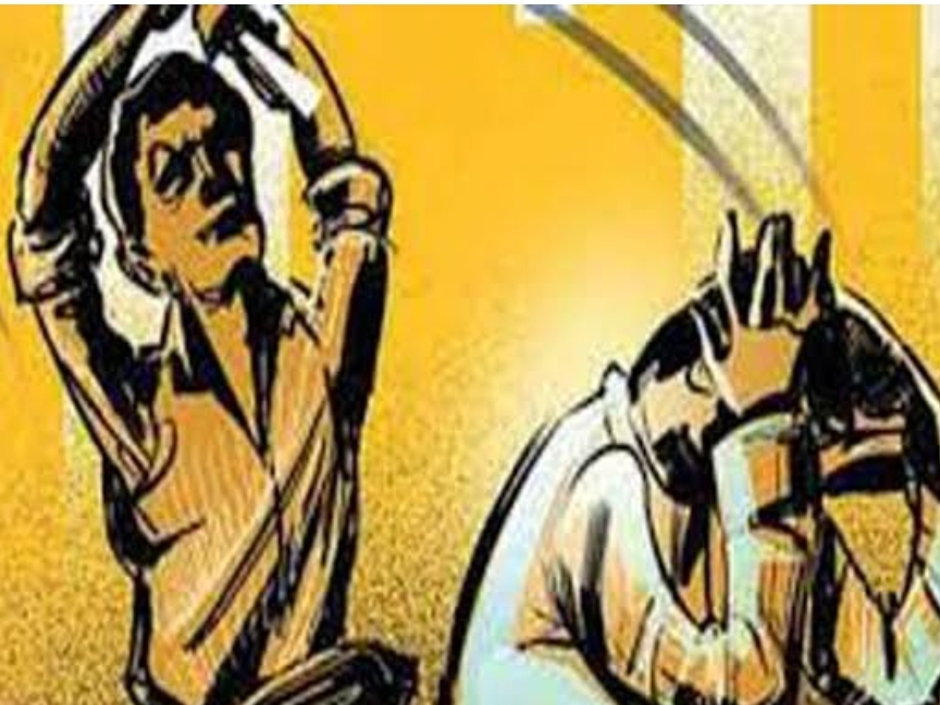 Fighting with the police who went to arrest the accused | आरोपी को ...