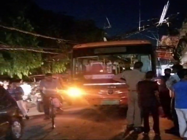 High tension line pole fell on electric bus | चालक ने कूदकर बचाई जान ...