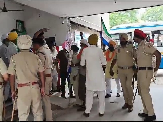 Farmers Picketing at Dhilwan toll plaza of Kapurthala | कपूरथला के ...