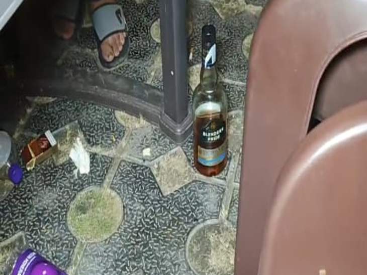 hid a bottle of liquor under the table after seeing the police | पुलिस ...