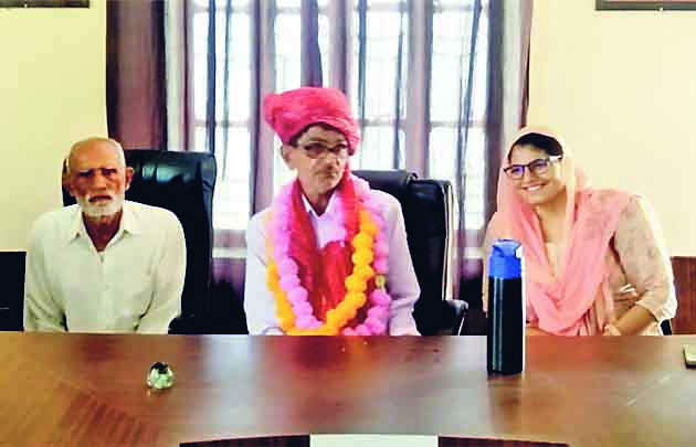 Niradhanu's new sarpanch took over the chair | निराधनू के नए सरपंच ने ...