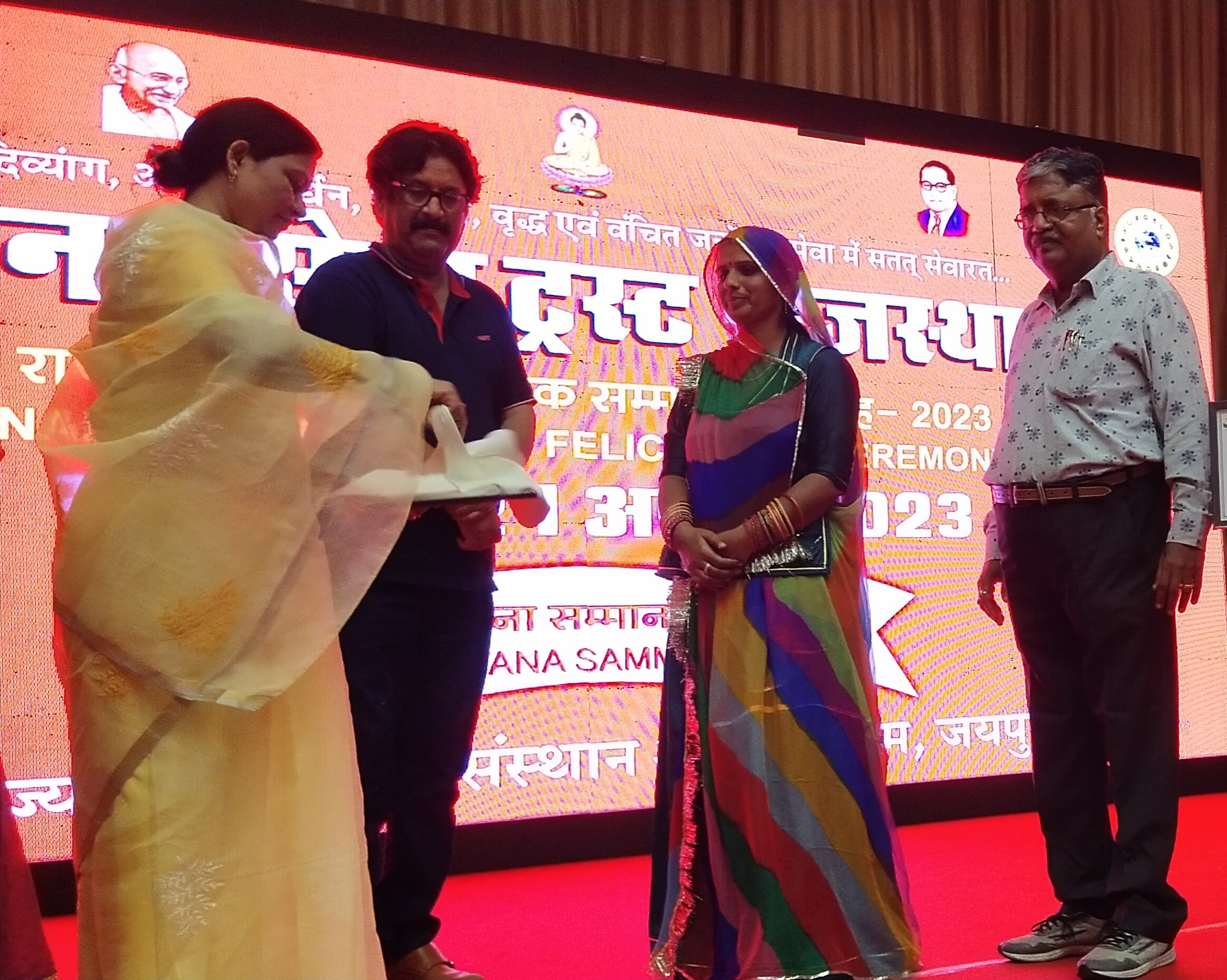 Honored Asha Sahyogini Munni Kanwar for her incomparable contribution in vaccination | टीकाकरण ...
