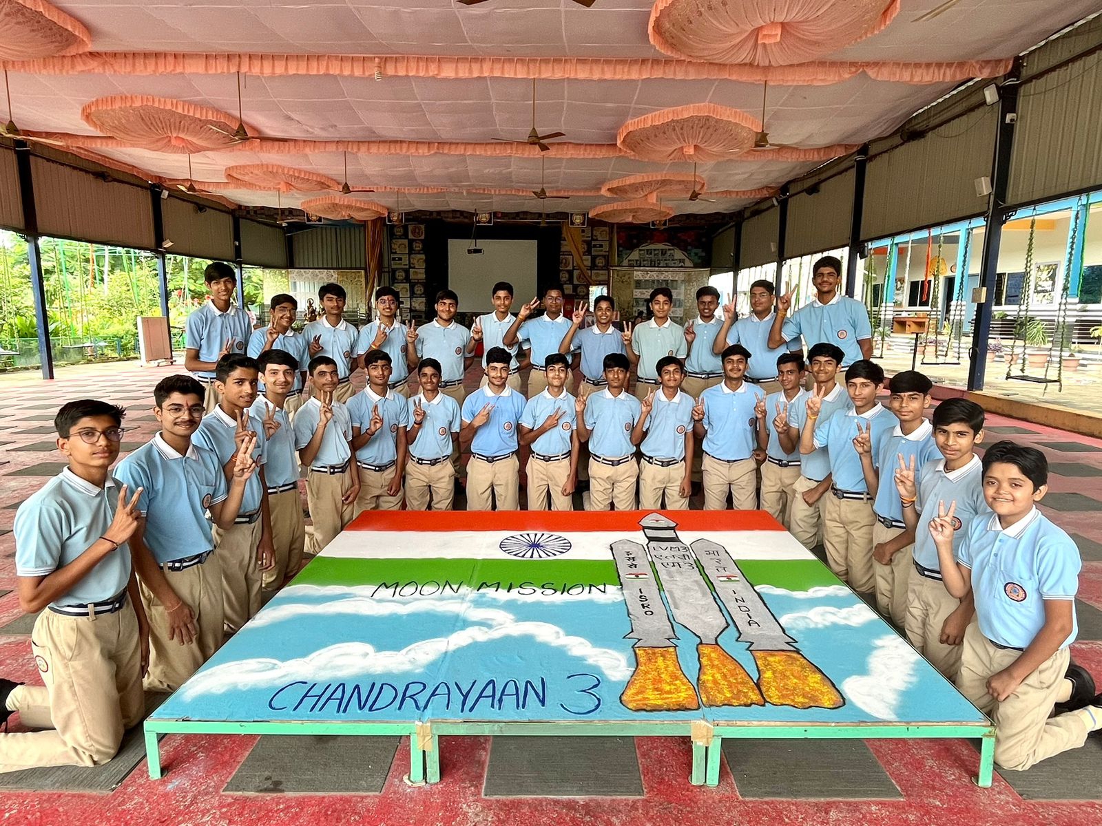 School children made Rangoli of Chandrayaan-3 | स्कूली बच्चों ने बनाई ...