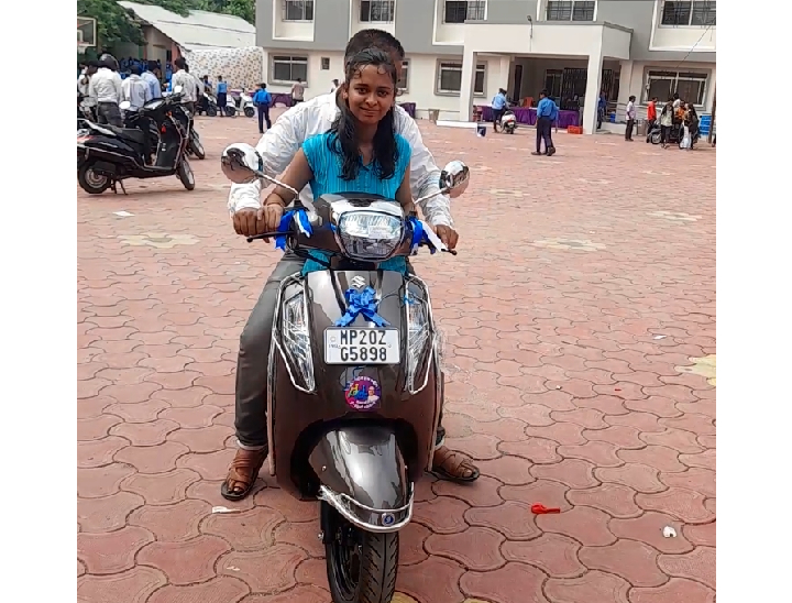 The government gave scooty to the students | सरकार ने दी छात्र-छात्राओं ...