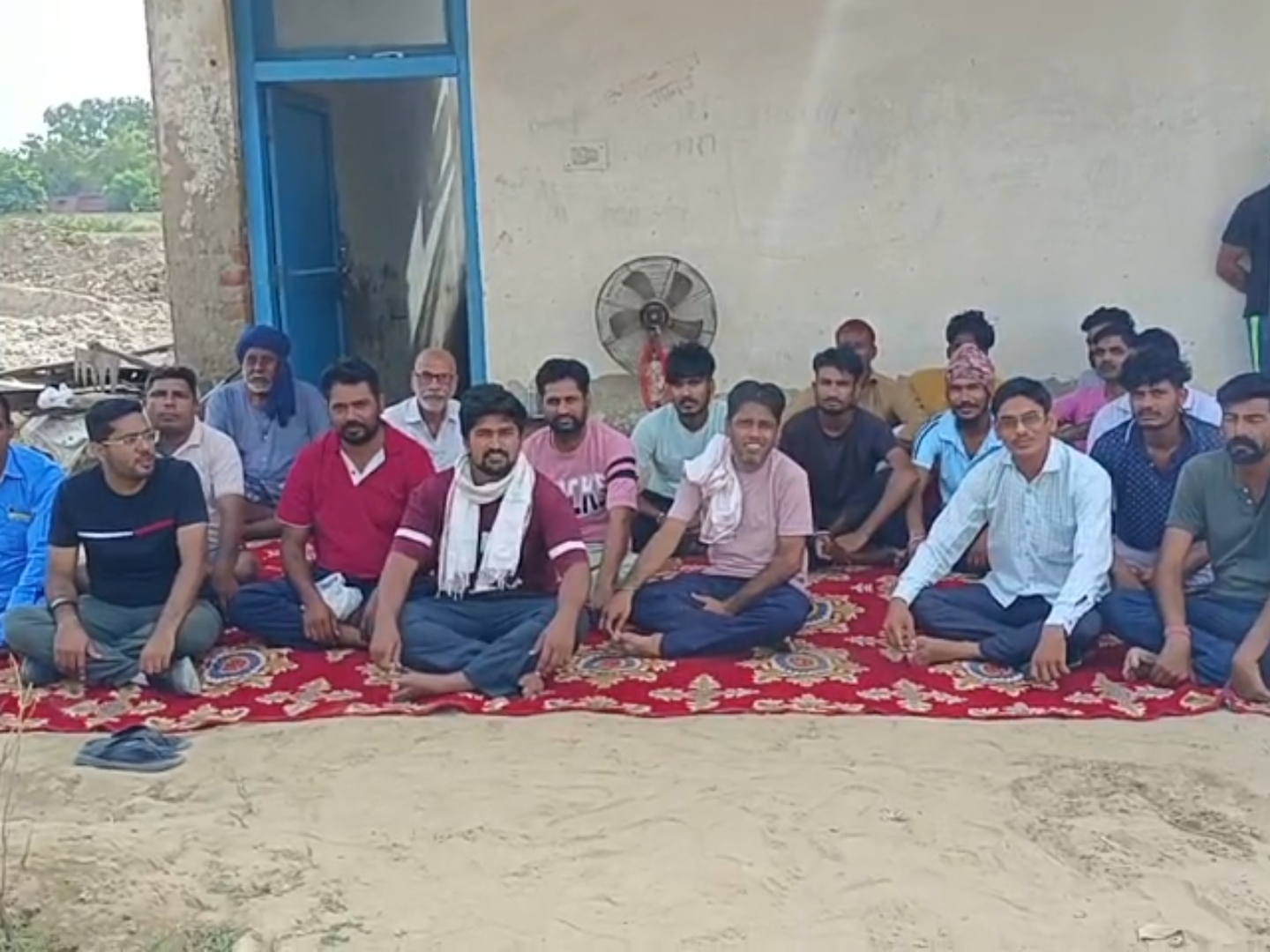Villagers climbed on water tank in Fatehabad village Bhirdana ...
