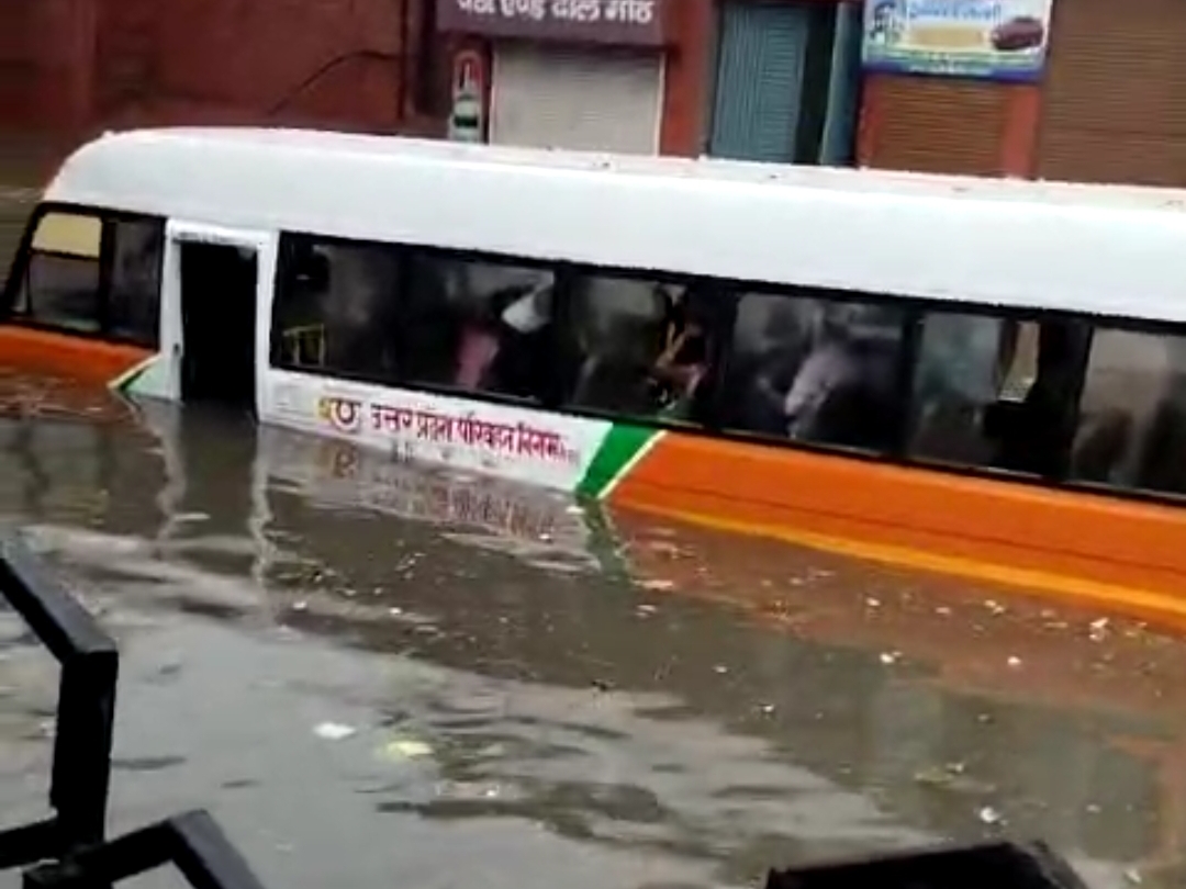 Bus submerged in waterlogged in rainy season | बरसात में हुए जलभराव में ...