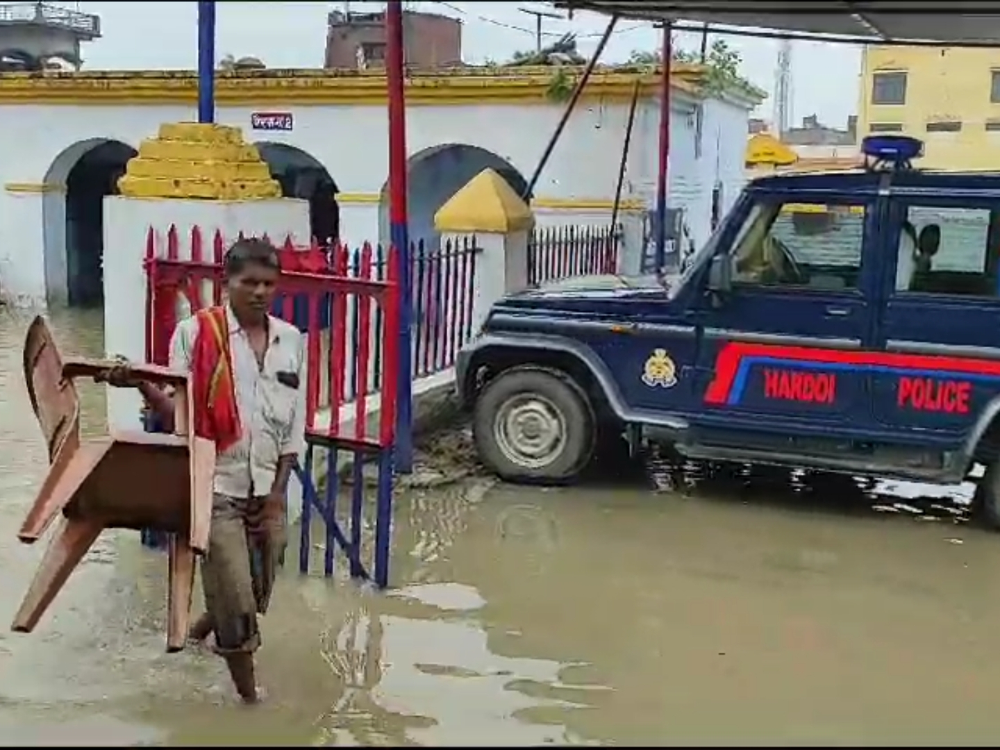 Knee-deep water in Harpalpur police station of Hardoi | हरदोई के ...