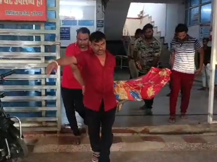 The young man lying on the well fell inside | कुएं की पाट पर लेटा युवक ...