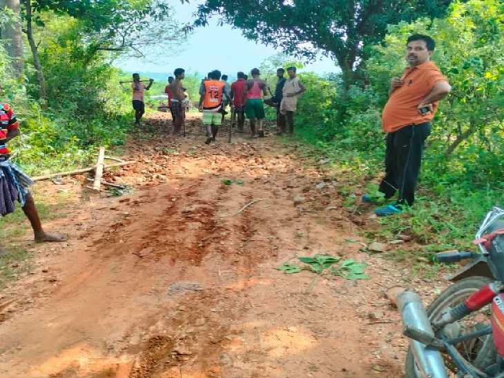 Jharkhand's Simdega, villagers built a road with Shramdan Villagers ...