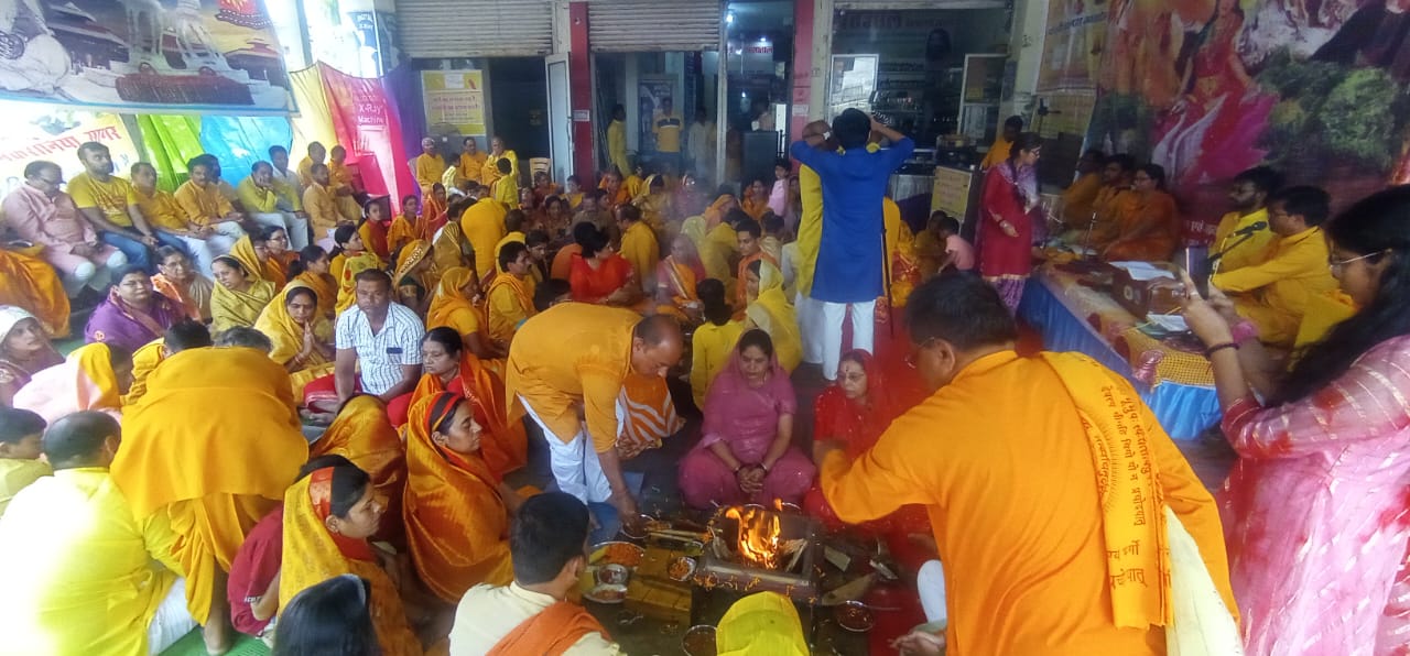 Gayatri family offered sacrifices in Havan Kund for the success of ...