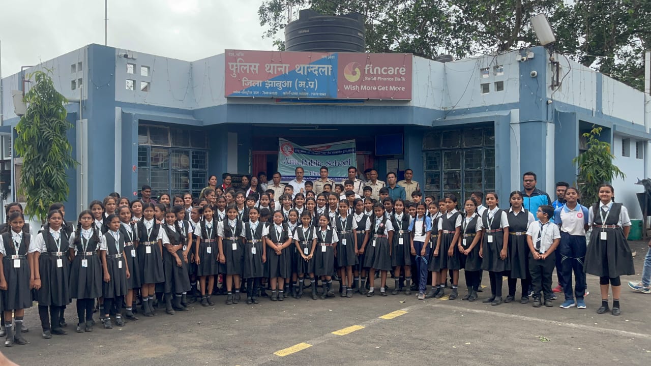 School children celebrated Rakshabandhan by reaching the police station ...