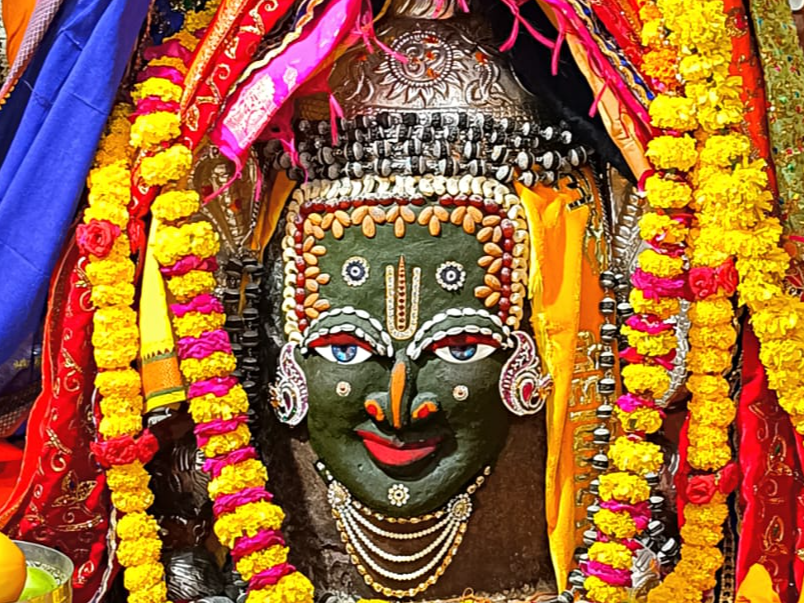 Divine makeup by offering Tilak and ornaments to Baba Mahakal | मंगलवार ...