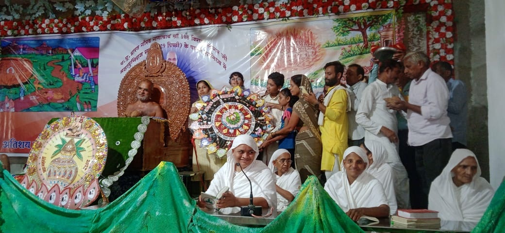 Women presented 16 square feet rakhi to Acharya Virag Sagar | महिलाओं ...