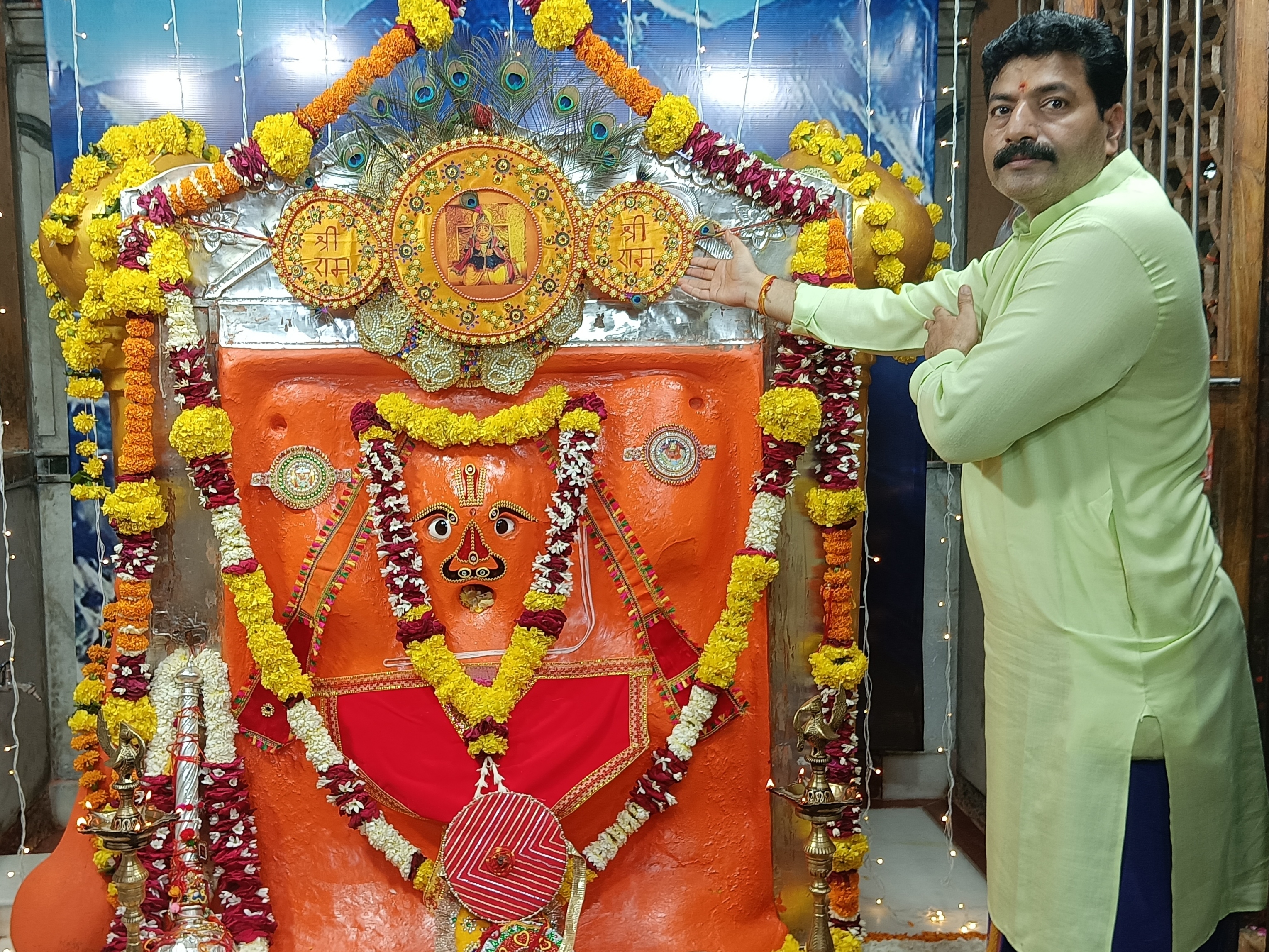 Rakshabandhan celebrated in Indore's Ranjit Hanuman temple | इंदौर के ...