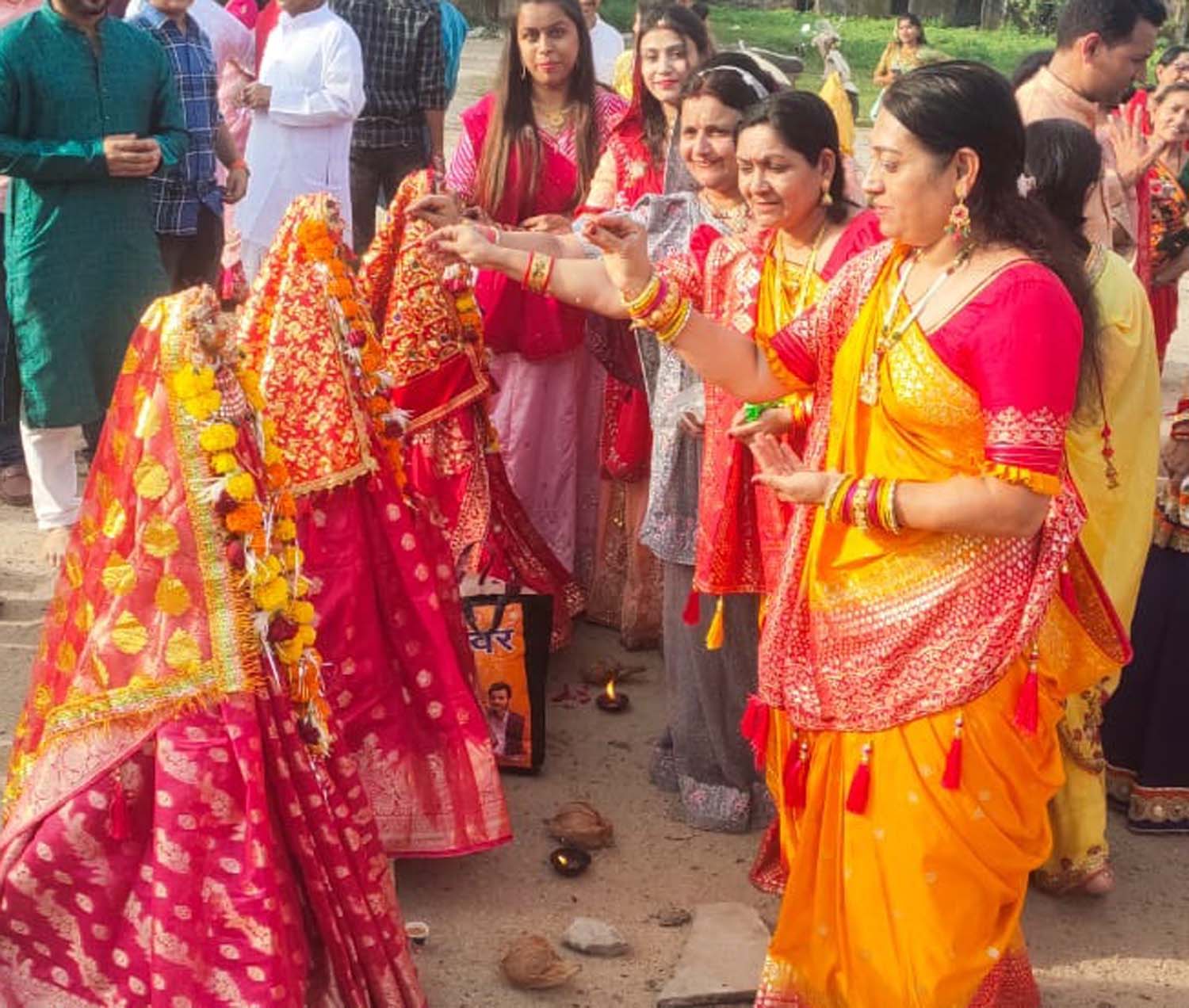 The color of Gujarati Gangaur in Alirajpur, women carried Mataji on ...