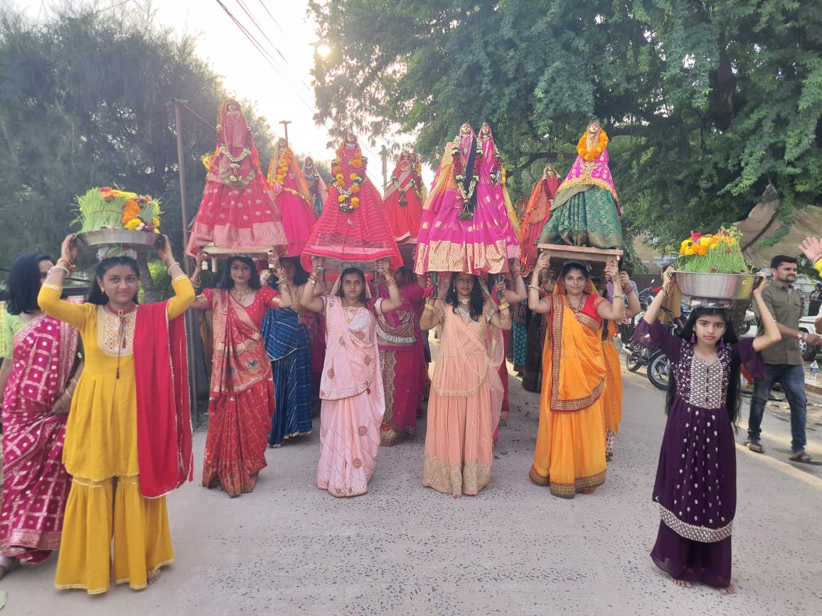 The color of Gujarati Gangaur in Alirajpur, women carried Mataji on ...