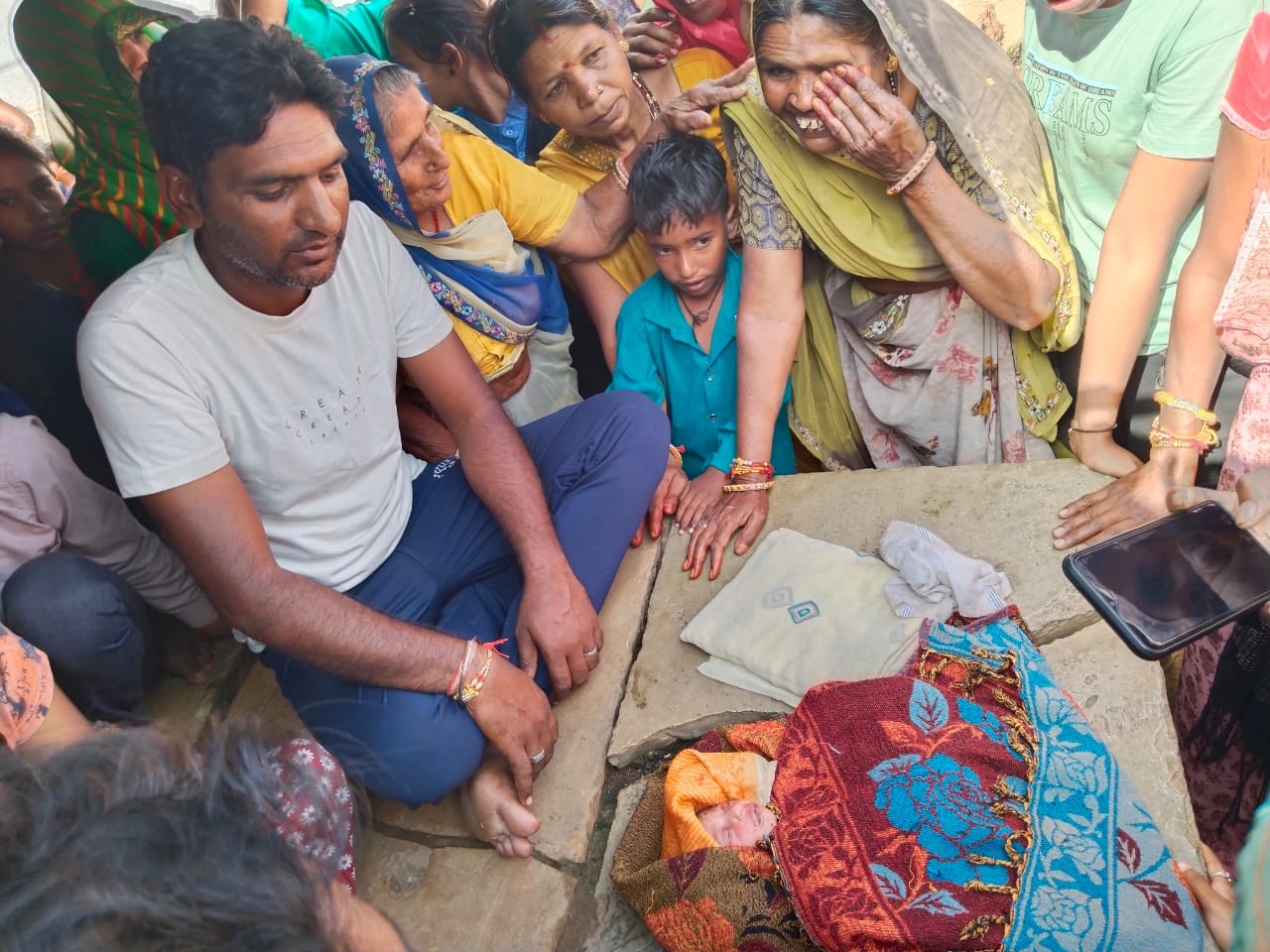 Mamta Sharma again found a newborn baby girl abandoned in the bushes ...