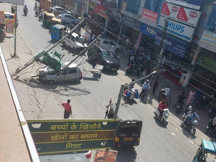 Jind Safidon Gate car collided with electricity pole and transformer ...