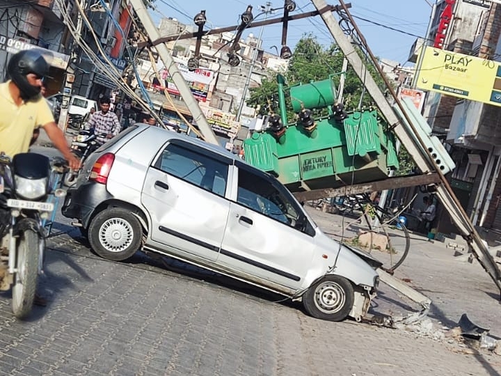 Jind Safidon Gate car collided with electricity pole and transformer ...