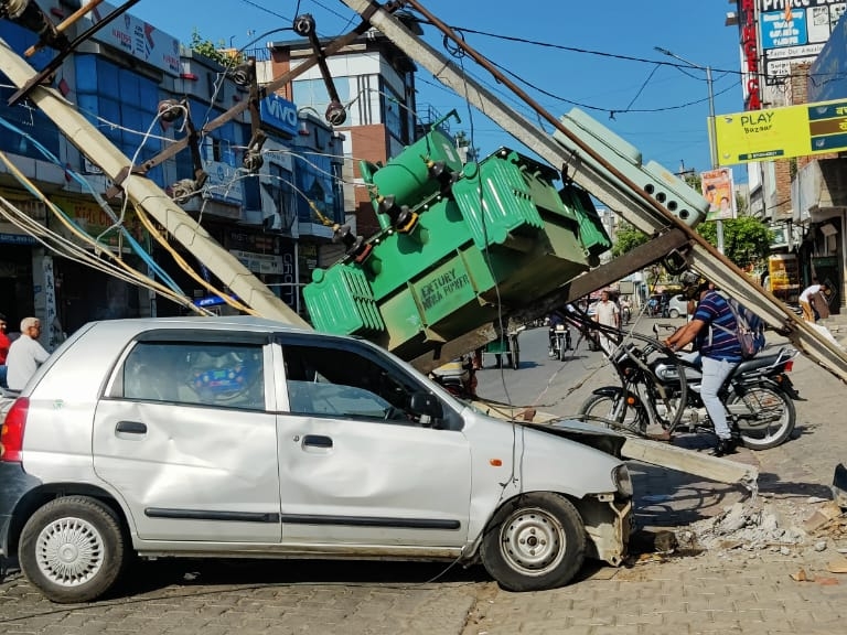 Jind Safidon Gate car collided with electricity pole and transformer ...