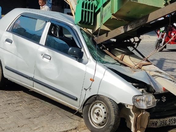 Jind Safidon Gate car collided with electricity pole and transformer ...
