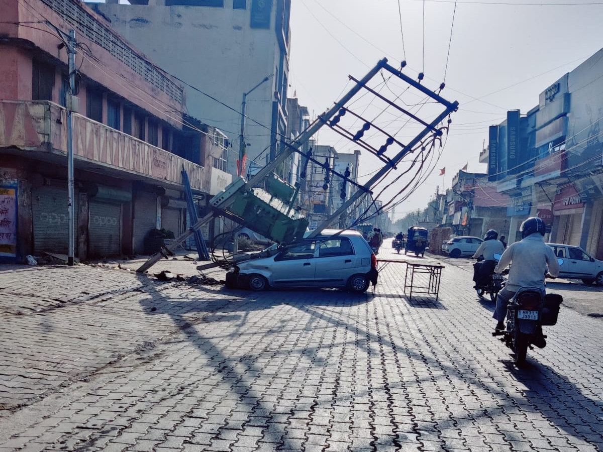 Jind Safidon Gate car collided with electricity pole and transformer ...