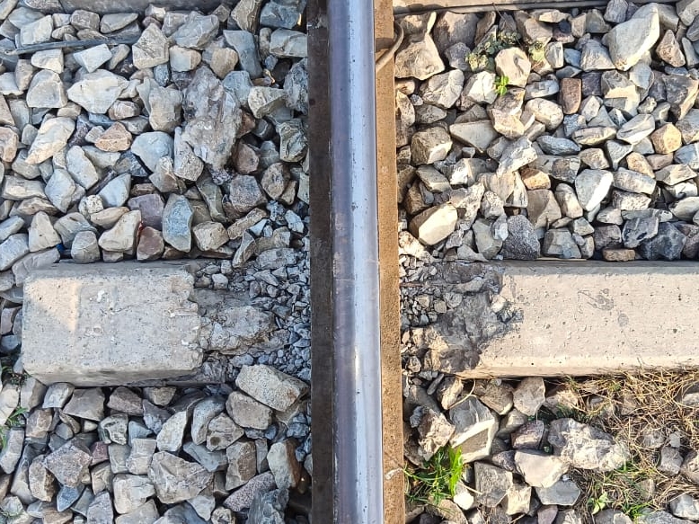 Many trains passed through broken sleepers in Pratapgarh | प्रतापगढ़ ...