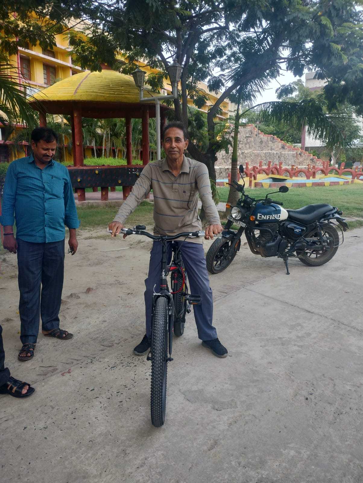 Dr. SK Gupta is inspiring others by coming to college on bicycle | डॉ ...