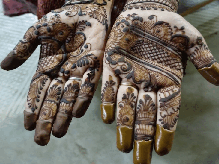 Hands painted with henna, Kajri Teej today | मेंहदी से रचाए हाथ, आज ...