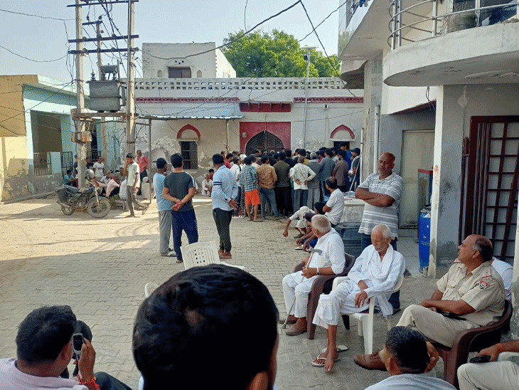 Jind Safidon Gate car collided with electricity pole and transformer ...
