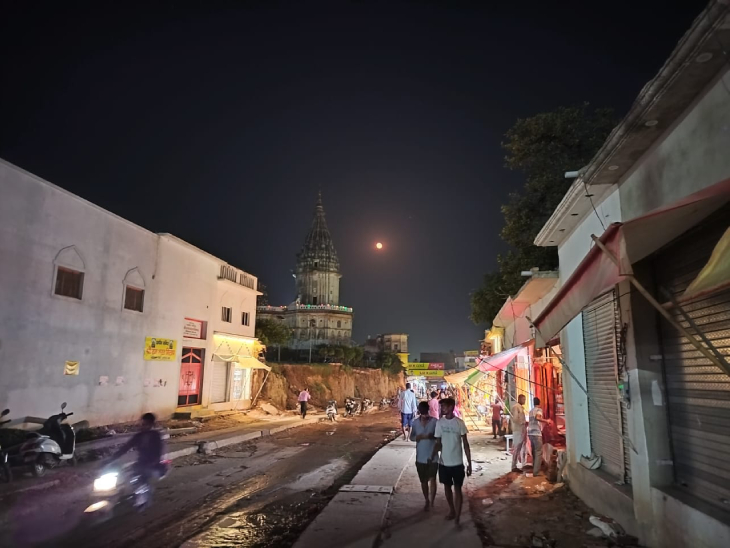 Ayodhya: Devotees passing on the path of devotion amidst filth.Ayodhya ...