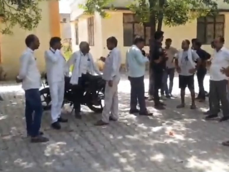 Young man building power line fell from pole | पोल से नीचे गिरा विद्युत ...