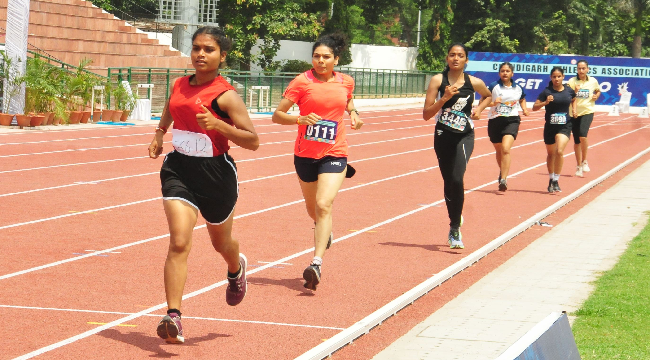 Reena was at the forefront of the 10,000 meter race | 10 हजार मीटर रेस ...