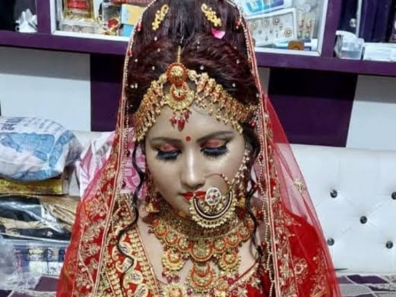 Dead body of newly married woman found hanging from the noose | फांसी ...