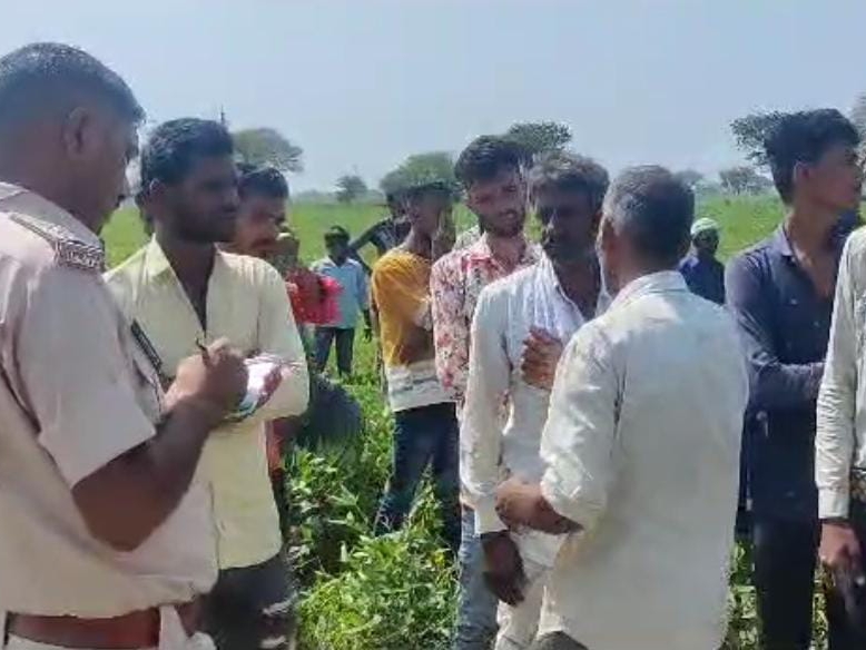 Four day old dead body of a woman found in the field | खेत में मिला ...