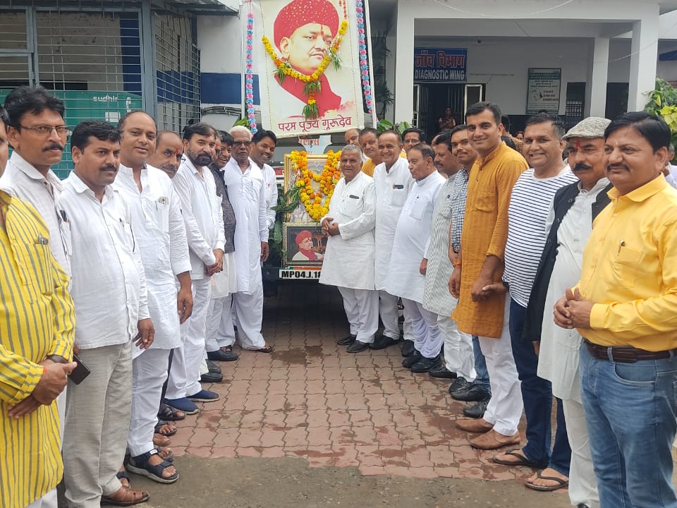 Devotees distributed fruits on the birthday of Pandit Kamal Kishore