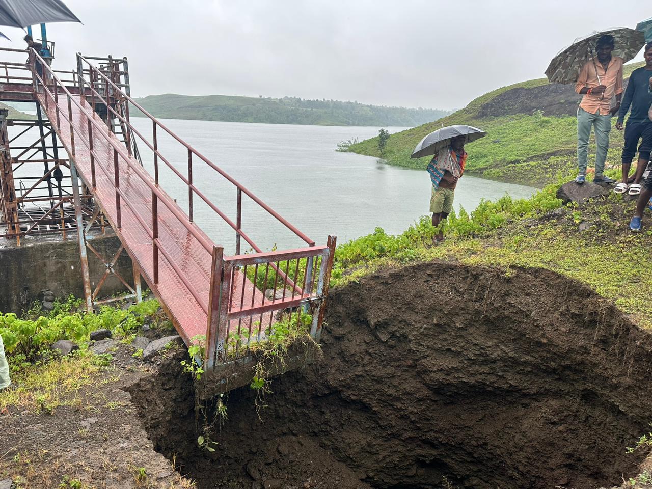 Soil subsidence near Chunar Dam's sluice gate: SDM reached the spot ...