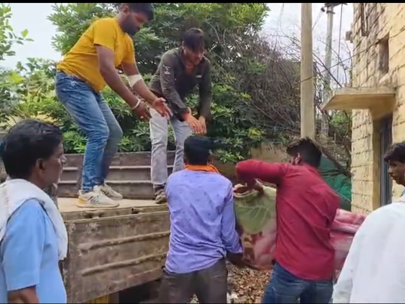 Mini trucks overturned uncontrollably, 11 injured; Krishna was ...