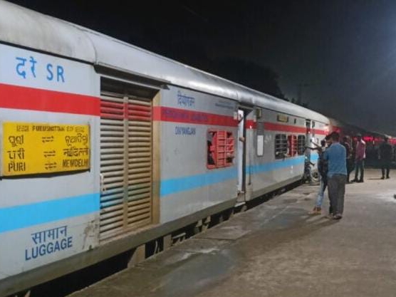 Technical fault in engine of Purushottam Express in Kaushambi | कौशांबी ...