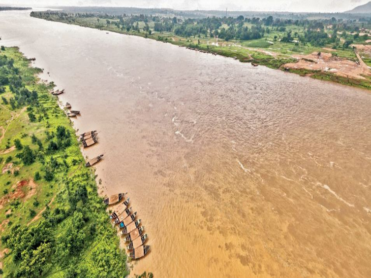 150 boats of smugglers in the river, taking out sand in sharp edge ...