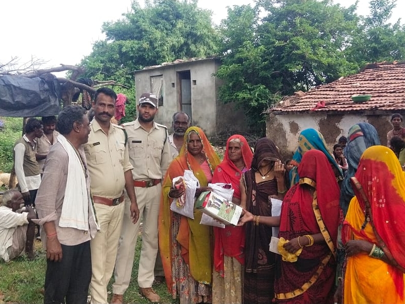 Neemuch- In Gram Panchayat Malkheda, the forest department distributed ...