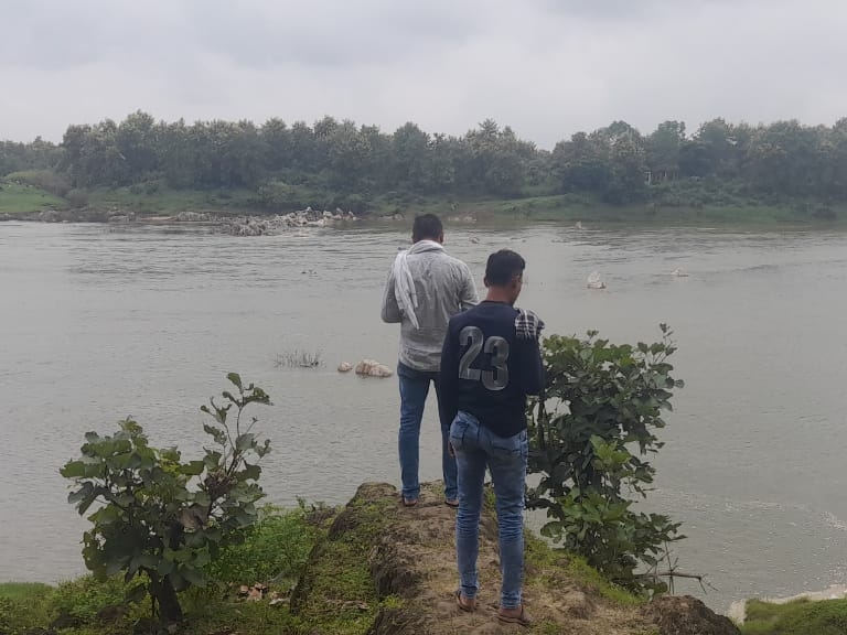 Unidentified body found floating in Wainganga river identified ...