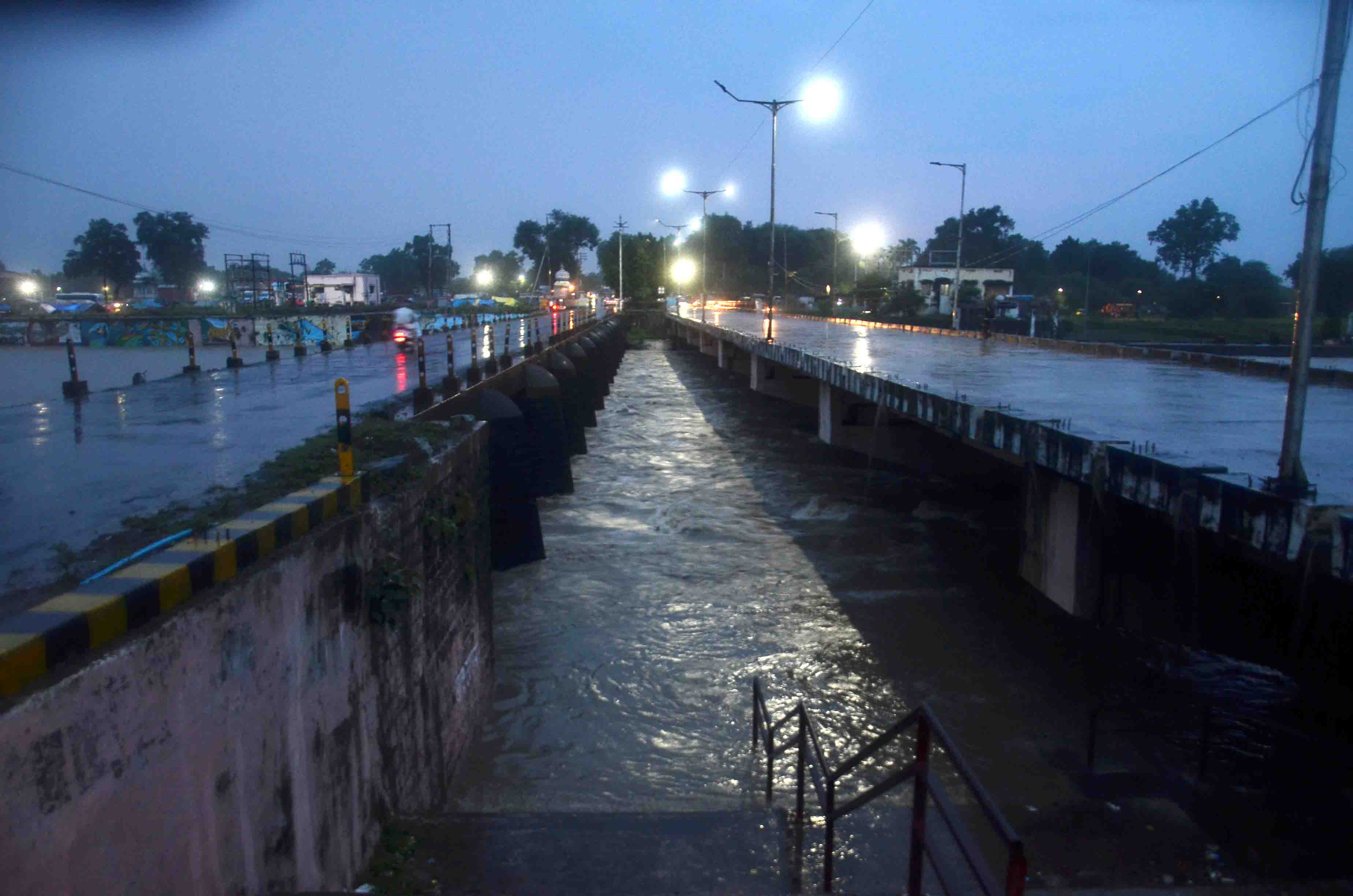 Water level increased, banks of Shipra submerged for the second day ...