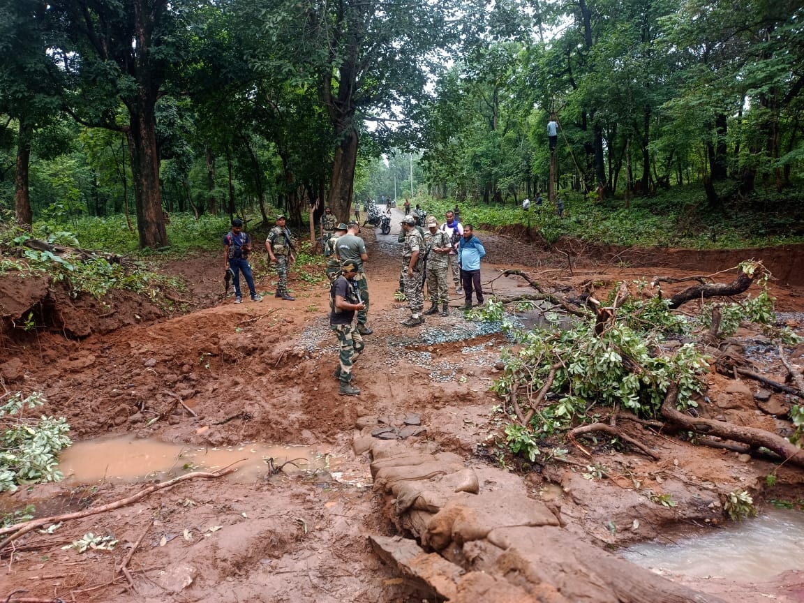 SP Divyang reached extreme Naxalite area by bike, soldiers were boosted ...