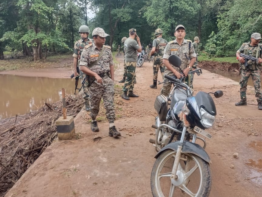 SP Divyang reached extreme Naxalite area by bike, soldiers were boosted ...