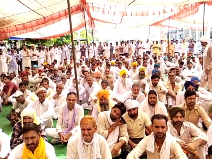 Farmers protest in front of Collectorate Farmers of the area protested ...