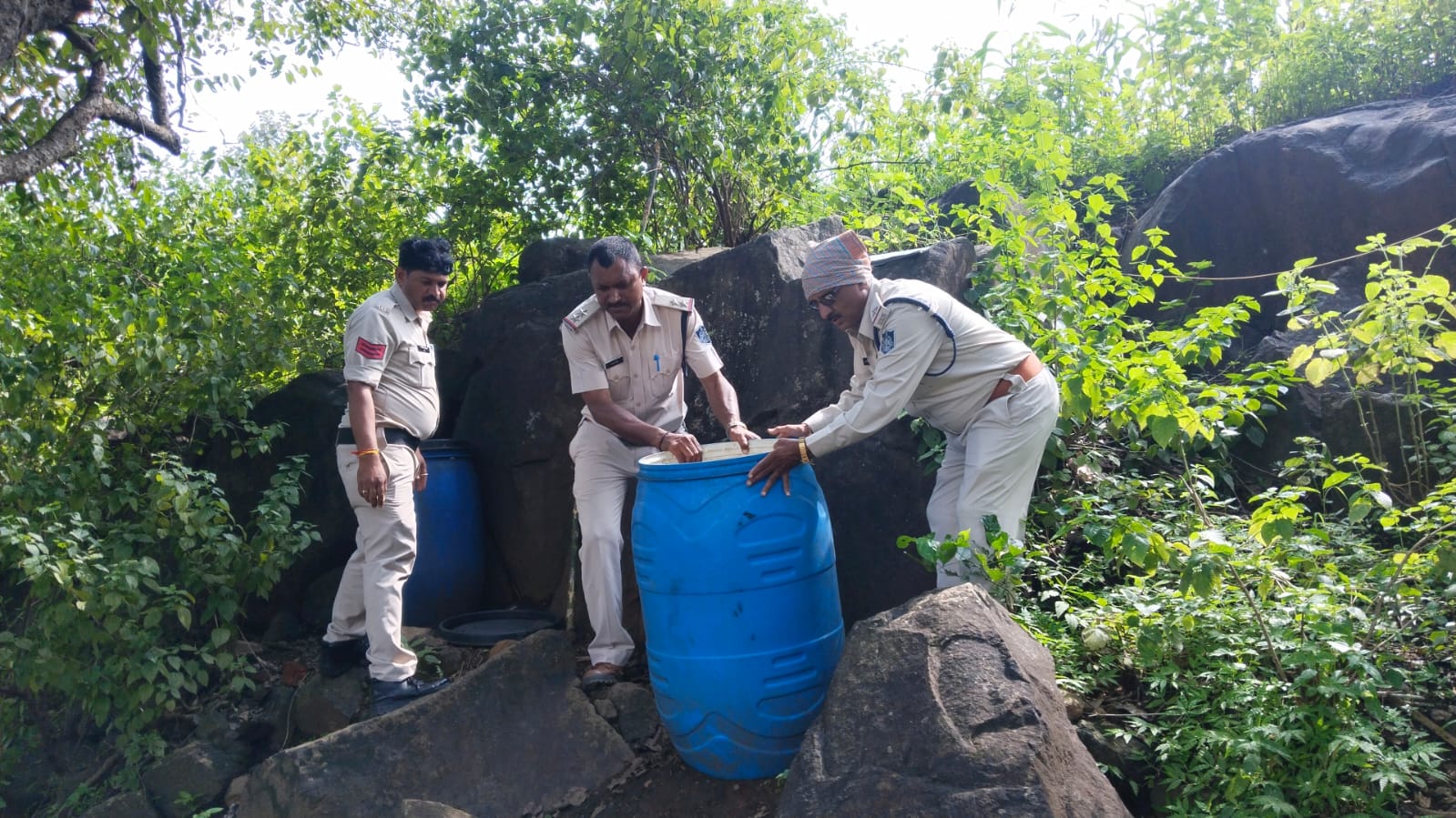 Pansemal Police destroyed Mahua Lahan worth Rs 10 thousand | पानसेमल ...