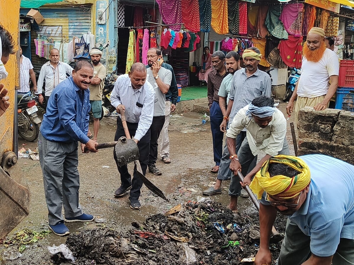 The city's sanitation system has come to a complete standstill. | नगर ...