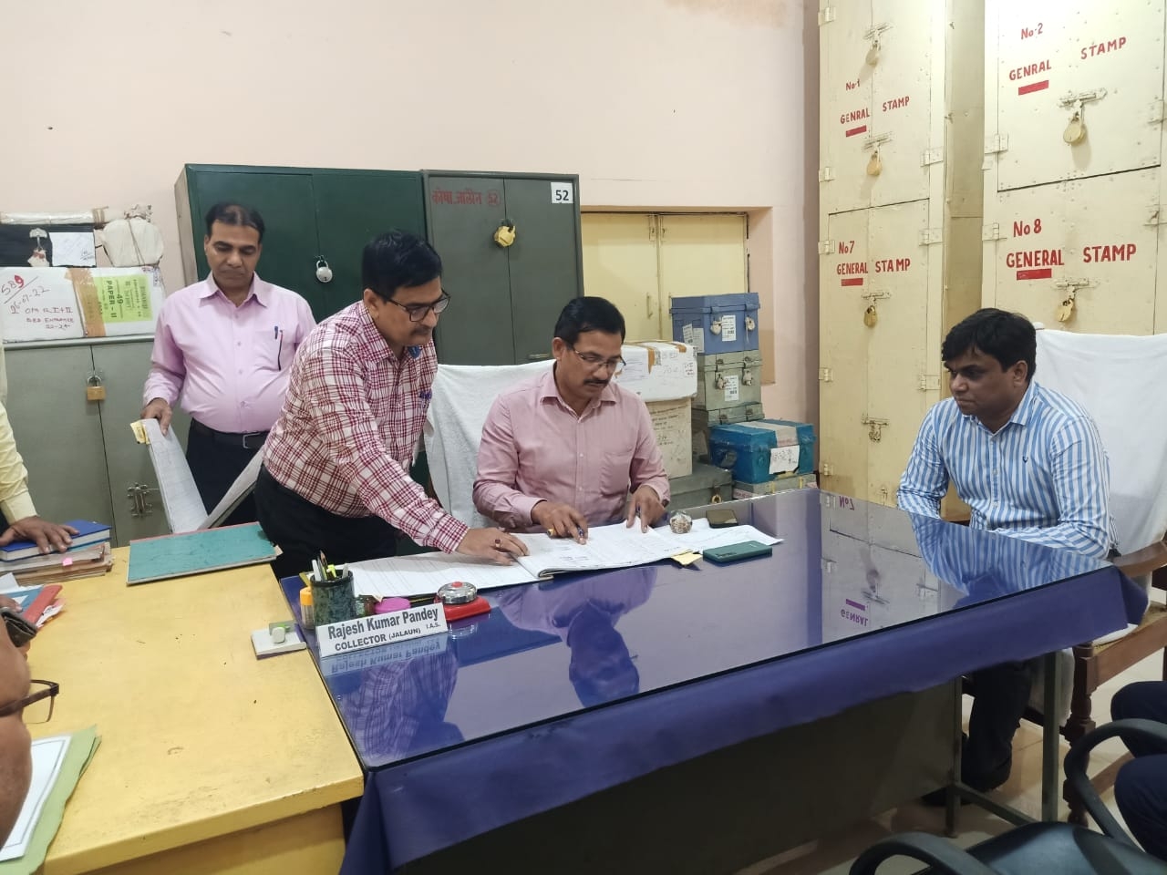 Jalaun's new DM Rajesh Kumar Pandey took charge | जालौन के नए डीएम ...